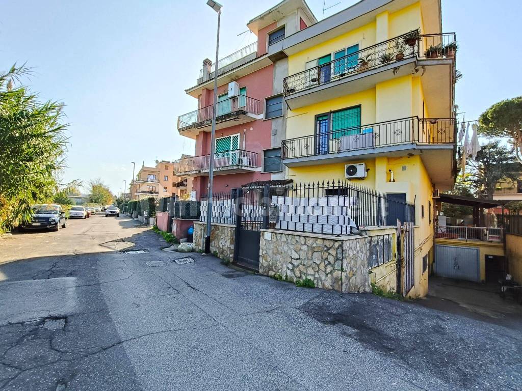 Vendita Appartamento Roma. Trilocale in via Monasterace. Buono stato ...