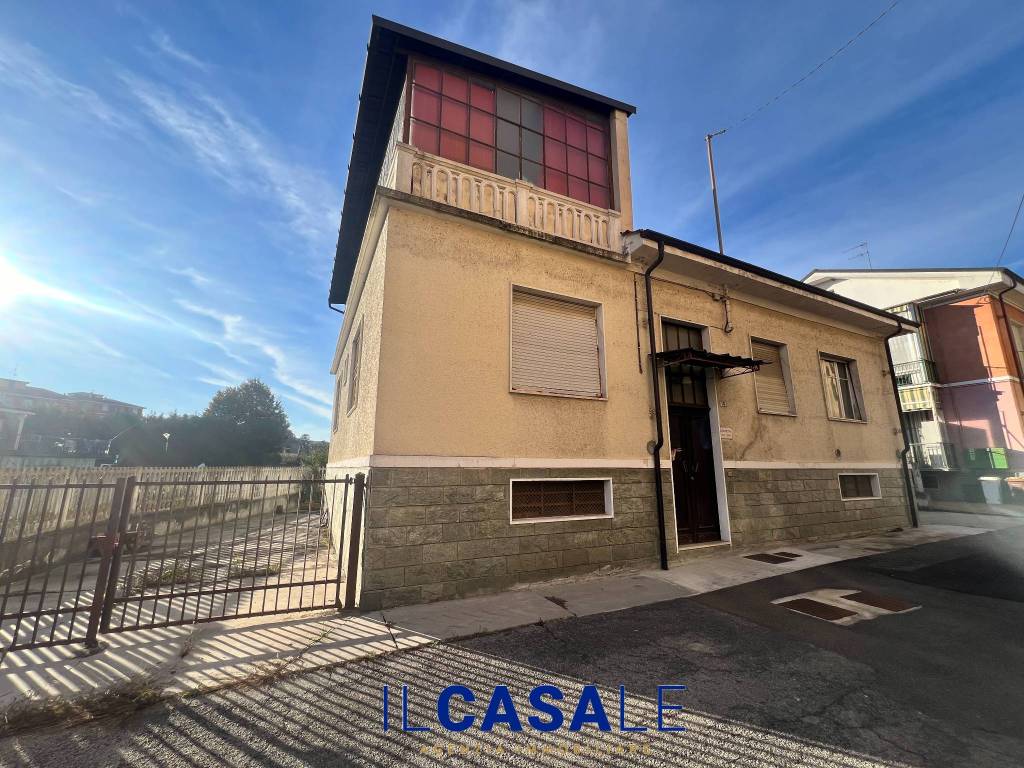 Vendita Villa unifamiliare in via Milano 10 Canale. Da ristrutturare ...