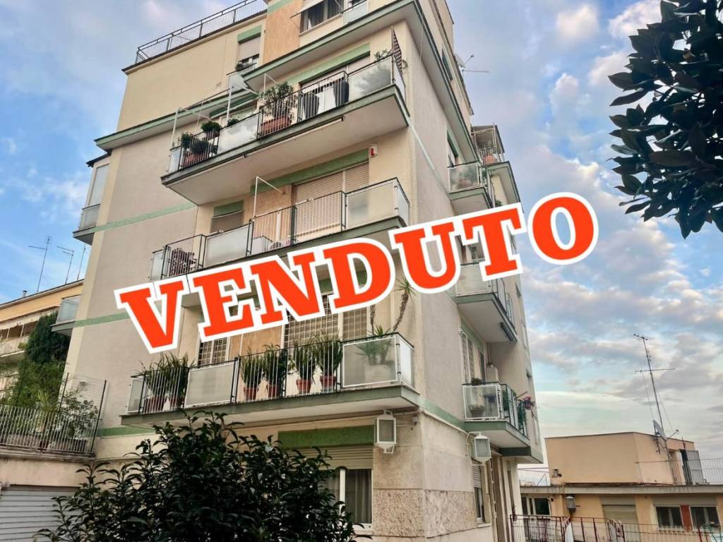 Vendita Appartamento Roma. Bilocale in via Capo Peloro. Buono stato ...