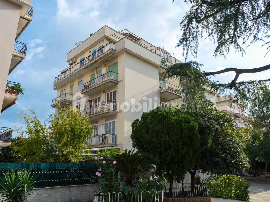 Vendita Appartamento Roma. Trilocale in via dell'Aquila Reale 47. Da ...