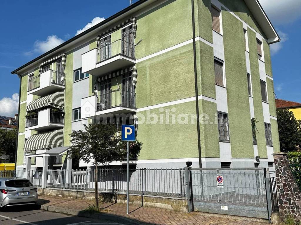 Vendita Appartamento Cusago. Trilocale in via Grassi Soncino 10. Buono ...