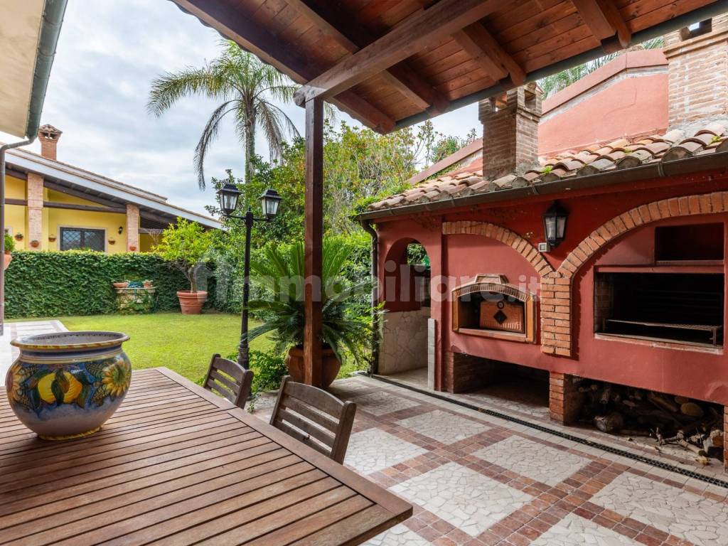 Vendita Villa a schiera in via Pietro Montani 66 Roma. Ottimo stato ...