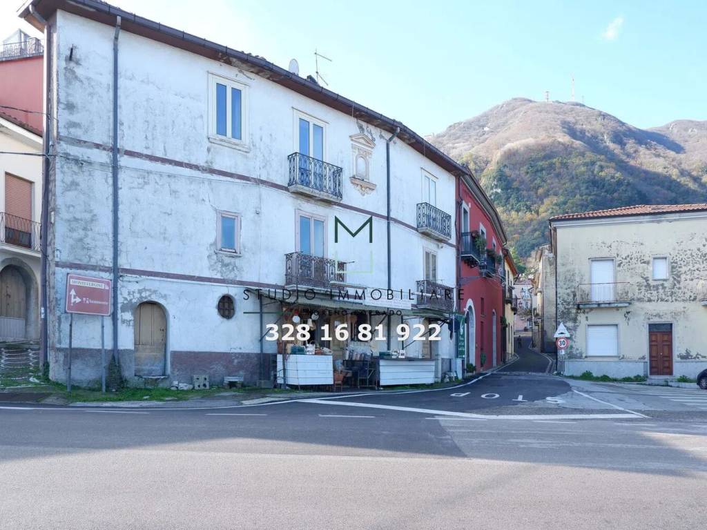 Palazzo - Edificio piazza Partenio, 6, Ospedaletto d'Alpinolo, Rif ...