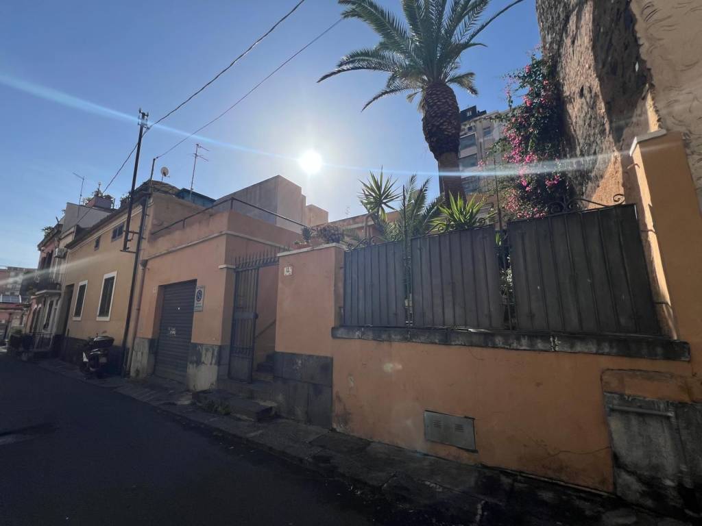 Vendita Villa unifamiliare in via Wrzì 13 Catania. Buono stato, posto ...