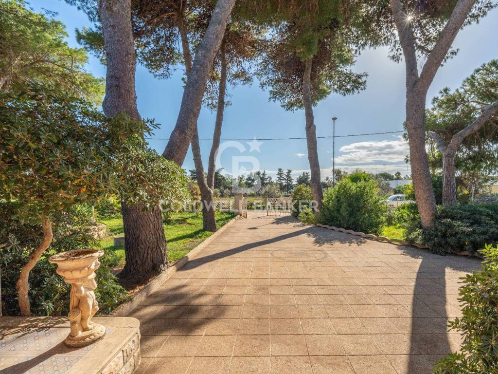 Vendita Villa unifamiliare in Contrada Michele Gioia Racale. Buono ...