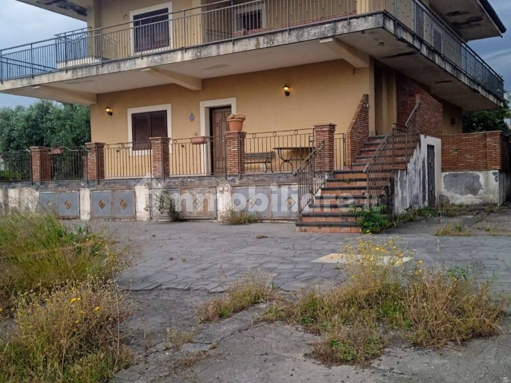 Vendita Villa bifamiliare in via delle Rose San Pietro Clarenza. Buono ...