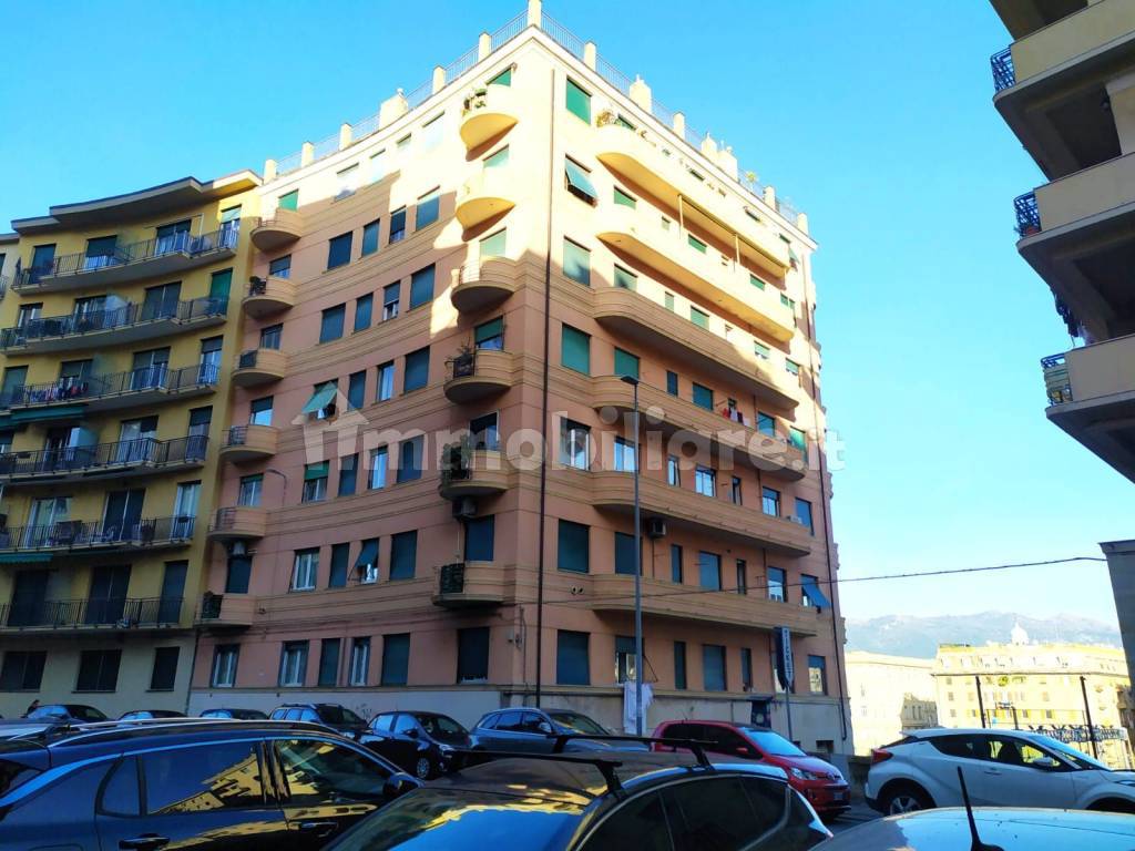 Sale Apartment Genoa. 3-room flat, To be refurbished, fifth floor, with ...
