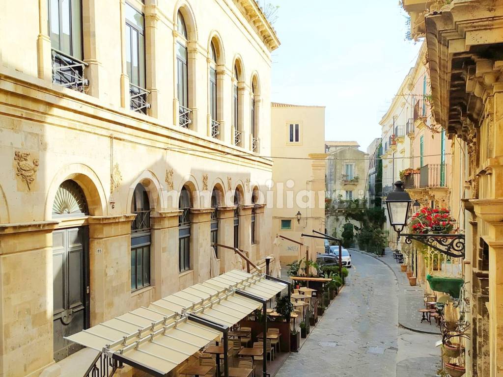 Vendita Appartamento in via Roma. Siracusa. Da ristrutturare, primo piano, posto auto, con ...