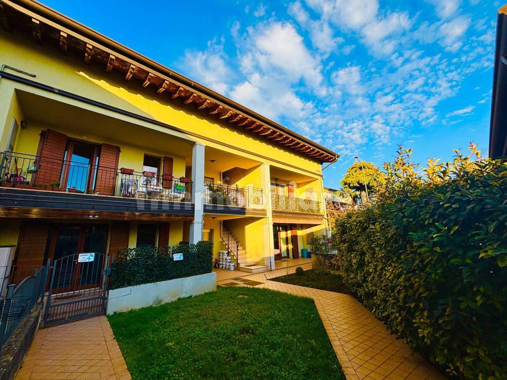 Vendita Appartamento Lonato del Garda. Quadrilocale in via Bettola. Ottimo stato, secondo piano ...