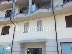 Vendita Appartamento Besozzo. Trilocale in via Armando Diaz. Ottimo stato, secondo piano, con ...