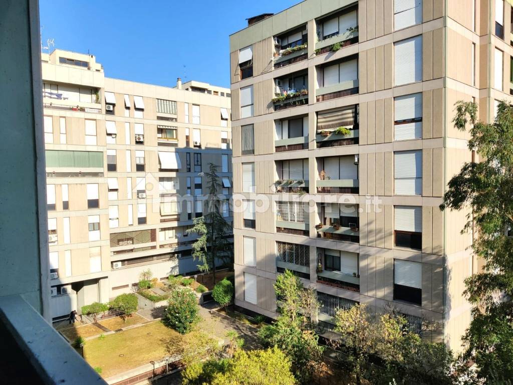 Vendita Appartamento Roma. Trilocale in via Guido Zanobini. Buono stato ...