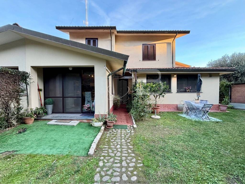 Vendita Villa bifamiliare in viale Gambacorti 228 Vecchiano. Buono ...