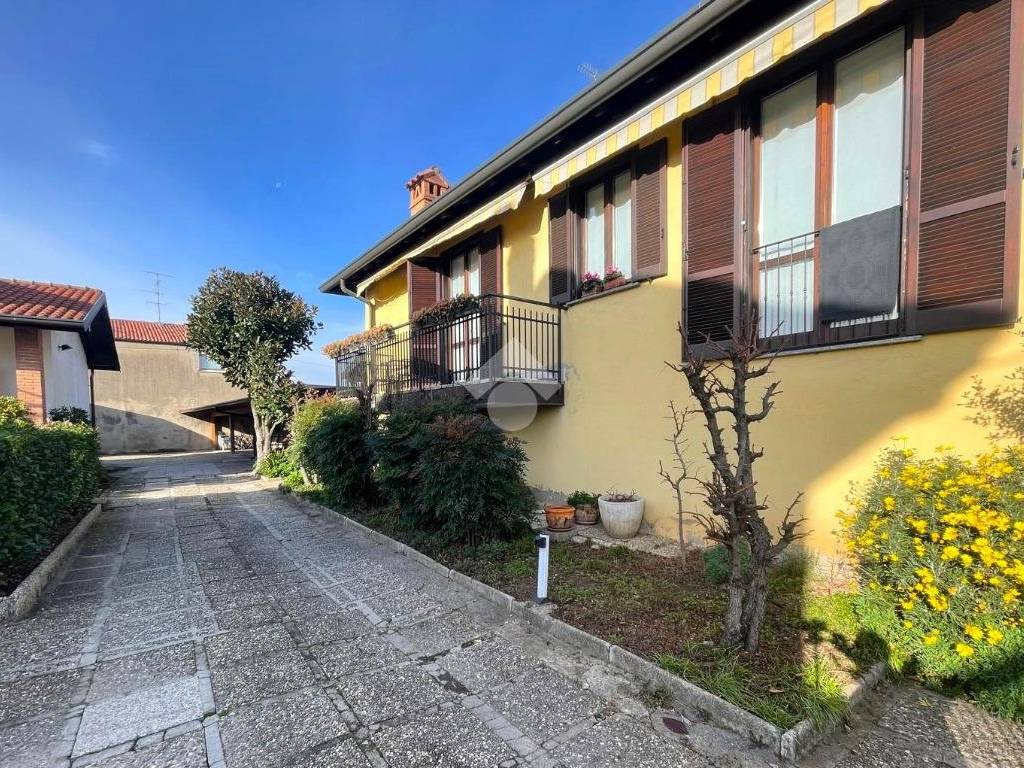 Vendita Appartamento Bregnano. Quadrilocale, Buono stato, piano terra ...