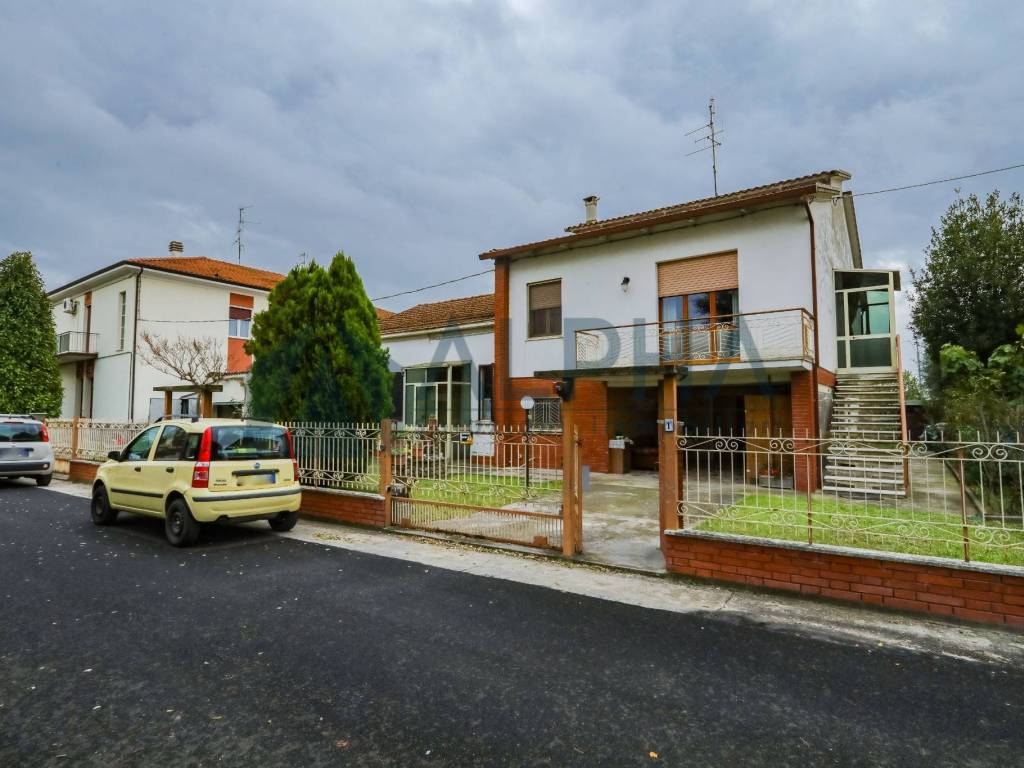 Sale Two-family villa in via Savio Forlì. Good condition, parking space ...