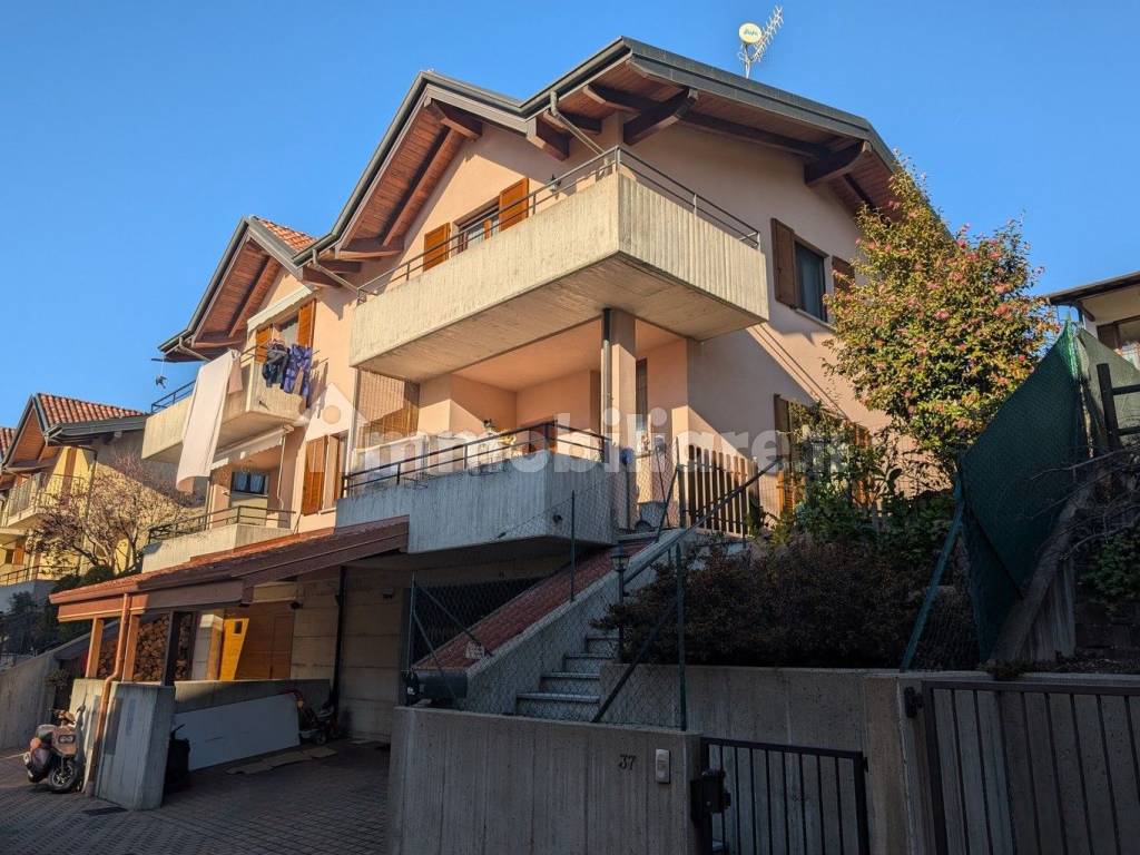 Vendita Villa bifamiliare in via Caio Mario 27 Arcisate. Ottimo stato ...