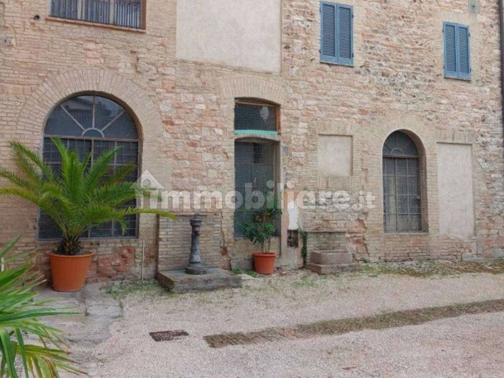 Asta per negozio, via Palestro, Centro Storico Foligno, rif. 117197369 - Immobiliare.it