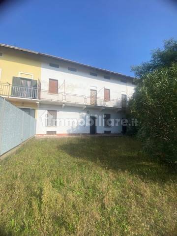 Vendita Villa bifamiliare in Strada per Novara Cameri. Da ristrutturare ...