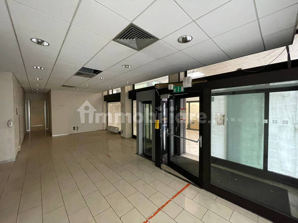 Locale commerciale via Francesco Crispi, Crema, Rif. 117318671 ...