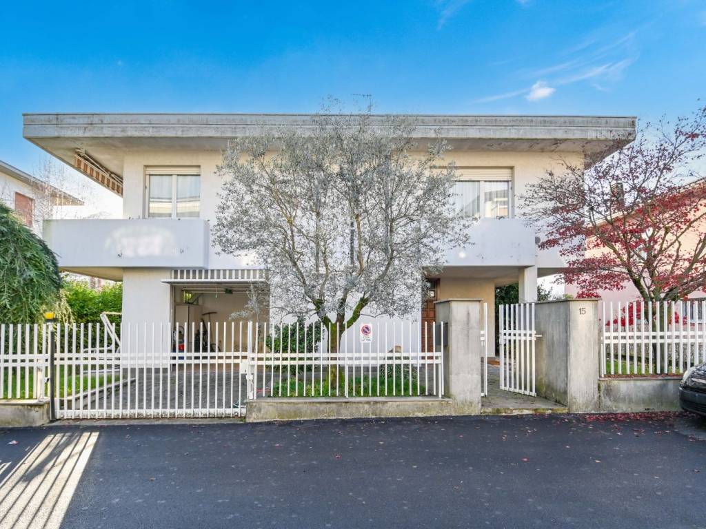 Vendita Villa unifamiliare in via Torino Albino. Buono stato, posto ...