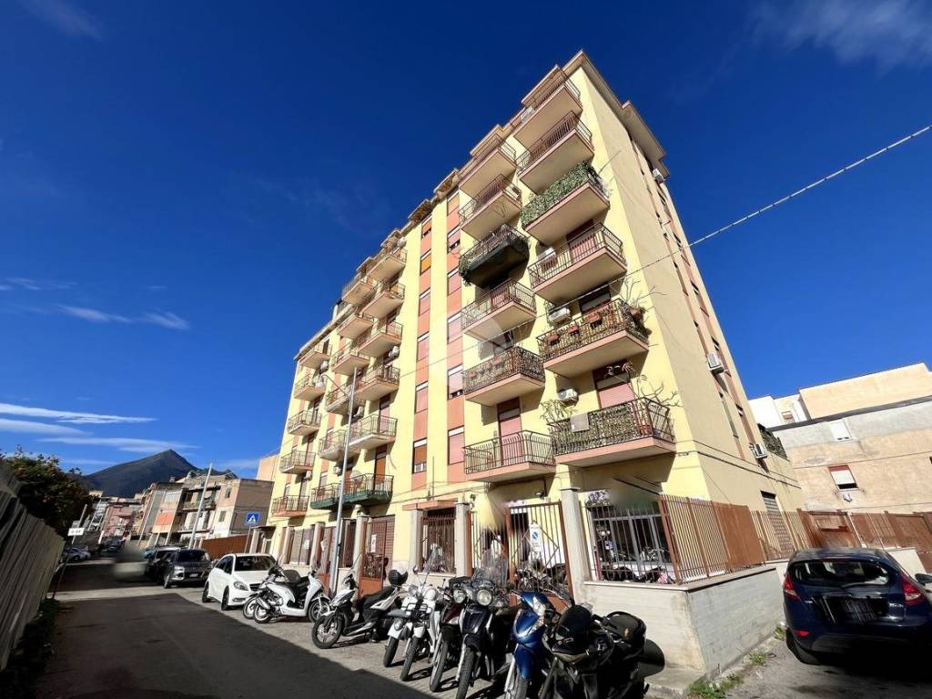 Vendita Appartamento in via Marettimo 5. Palermo. Da ristrutturare ...