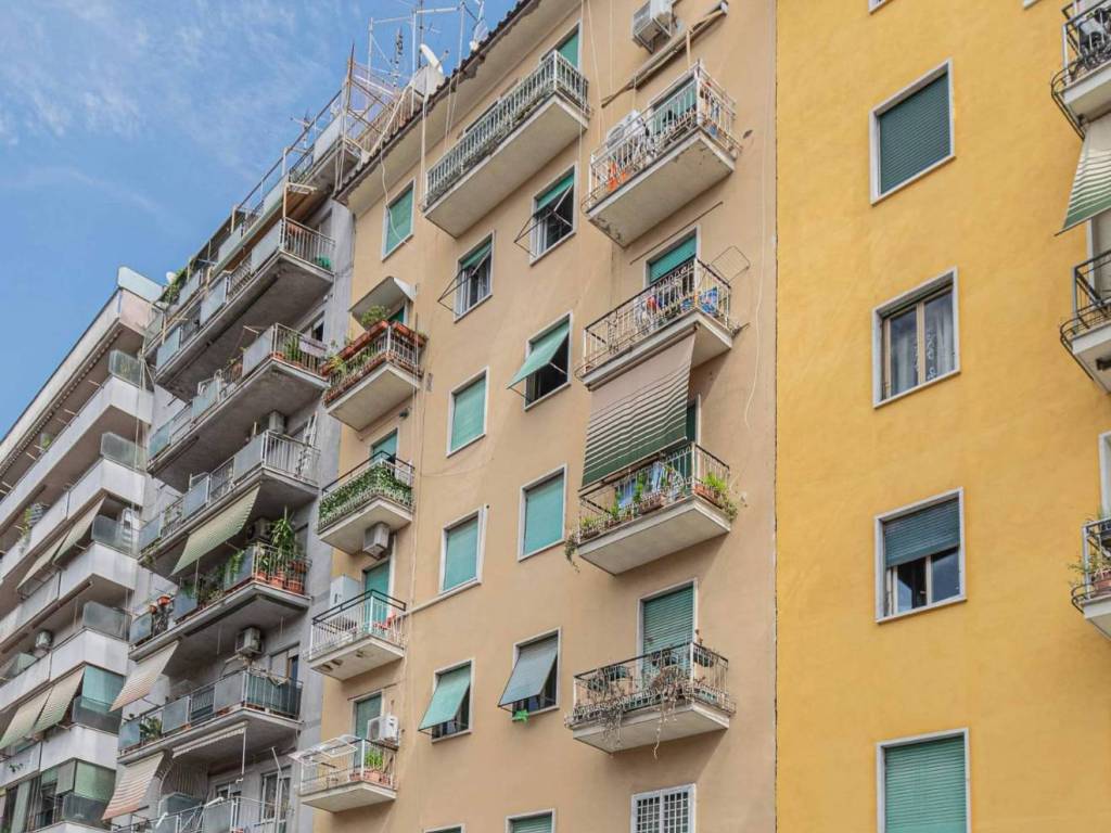 Vendita Appartamento Roma. Trilocale in via Carlo Della Rocca. Buono ...