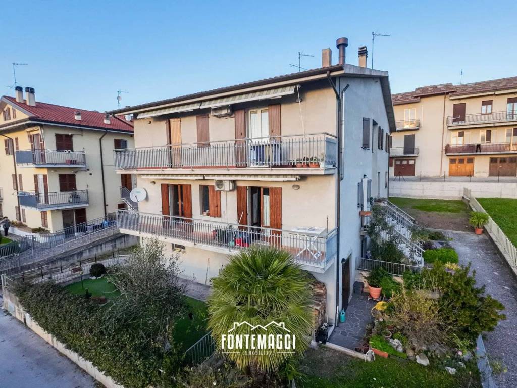 Vendita Appartamento Fratte Rosa. Su più livelli, posto auto, con ...