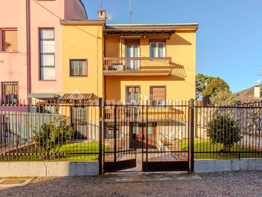 Affitto Appartamento Bollate. Trilocale in via Giuseppe Verdi 6. Buono ...