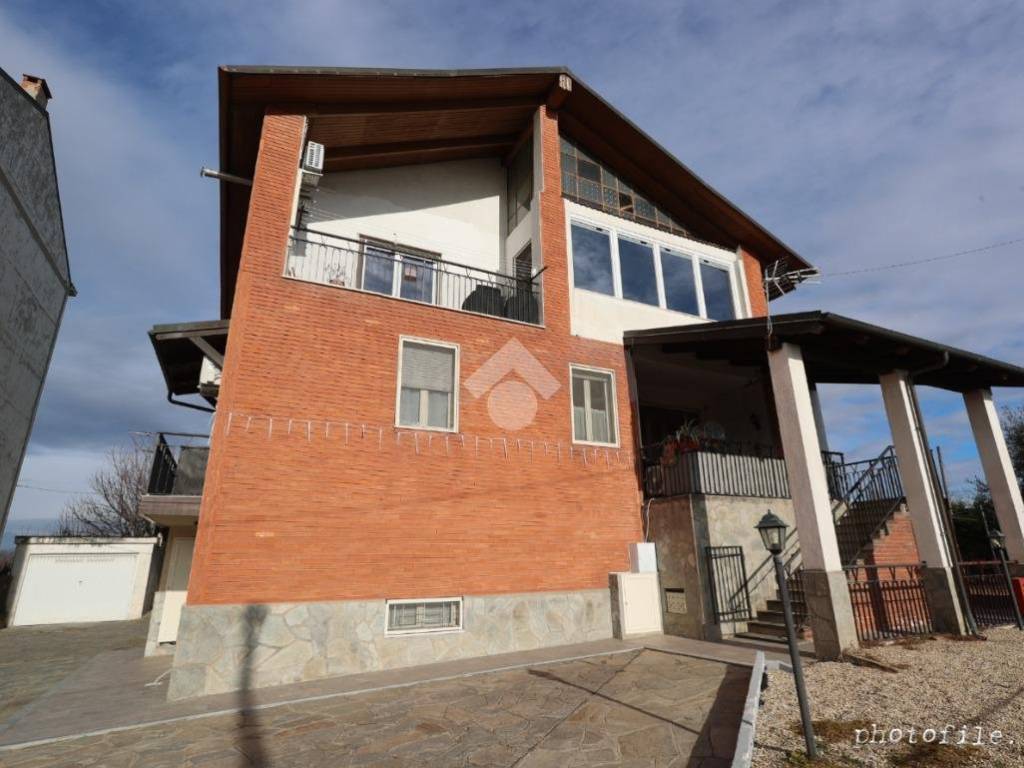 Vendita Villa bifamiliare in via stresa 11 Rivoli. Buono stato, posto ...