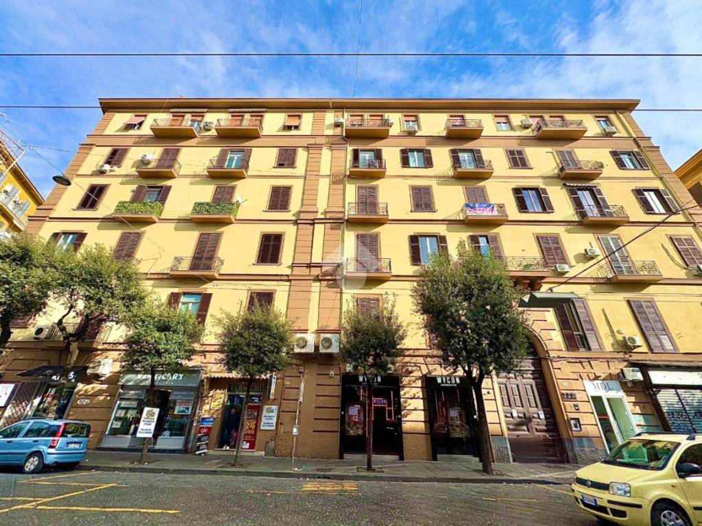Vendita Appartamento Napoli. Trilocale in corso Giuseppe Garibaldi 308 ...