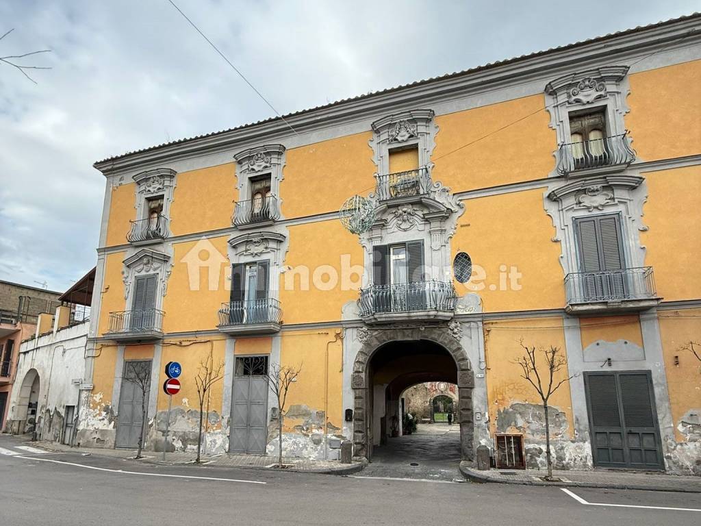 Vendita Appartamento in corso Vittorio Emanuele III. Camposano. Da ristrutturare, secondo piano ...