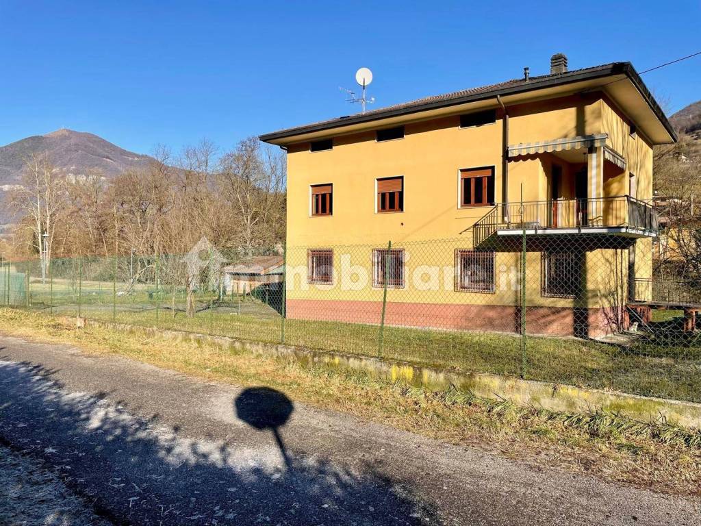 Vendita Villa unifamiliare in via Lunga Albino. Buono stato, posto auto ...