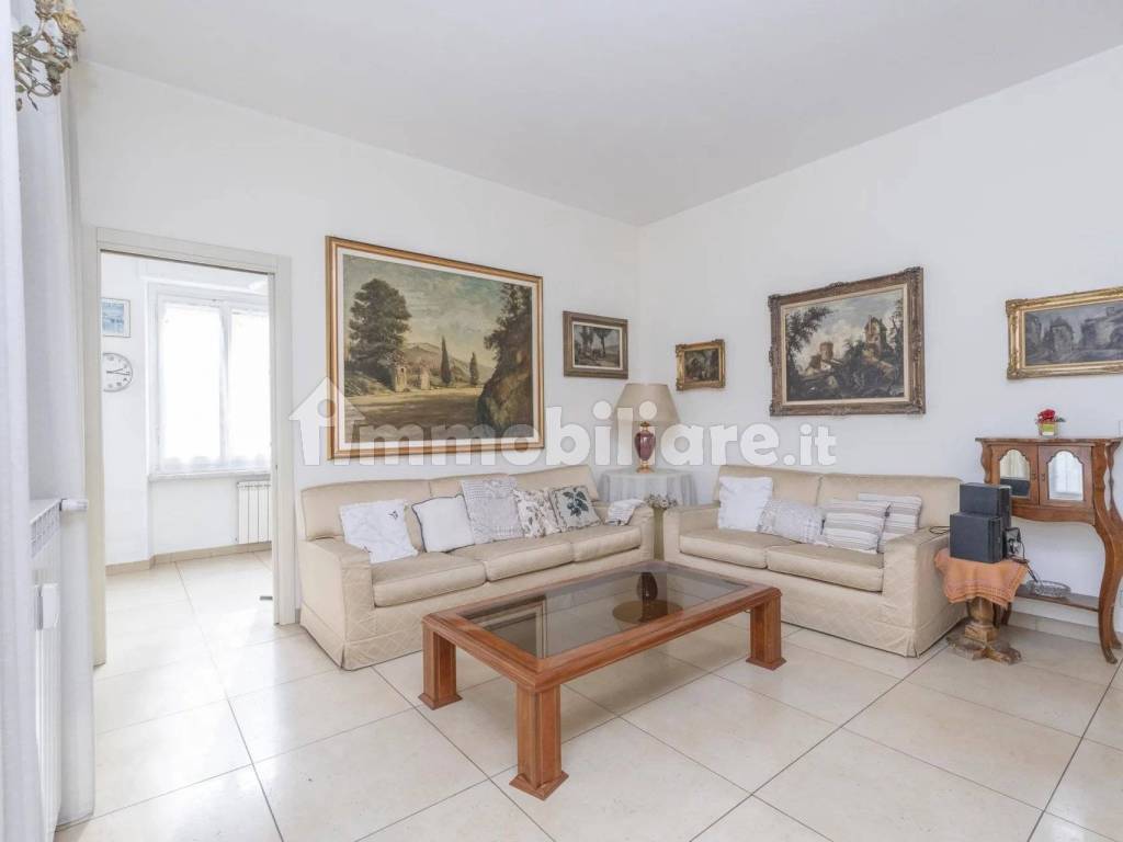 Vendita Appartamento Torino. Trilocale in via Borgaro. Quarto piano ...
