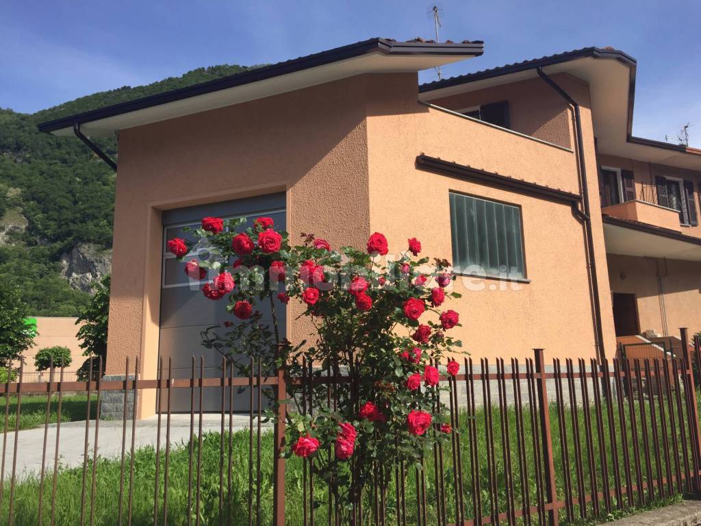 Palazzo - Edificio via Isonzo 3/5, Canzo, Rif. 117641563 - Immobiliare.it