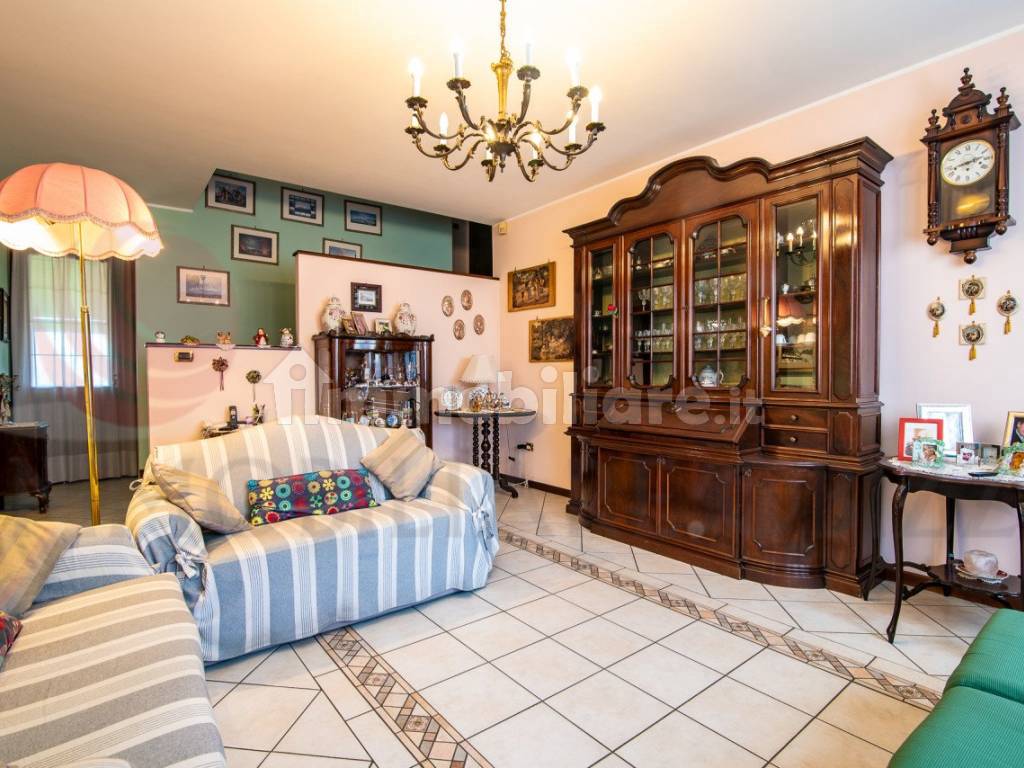 Vendita Villa bifamiliare in via Ronchi del Volo Casalserugo. Buono ...