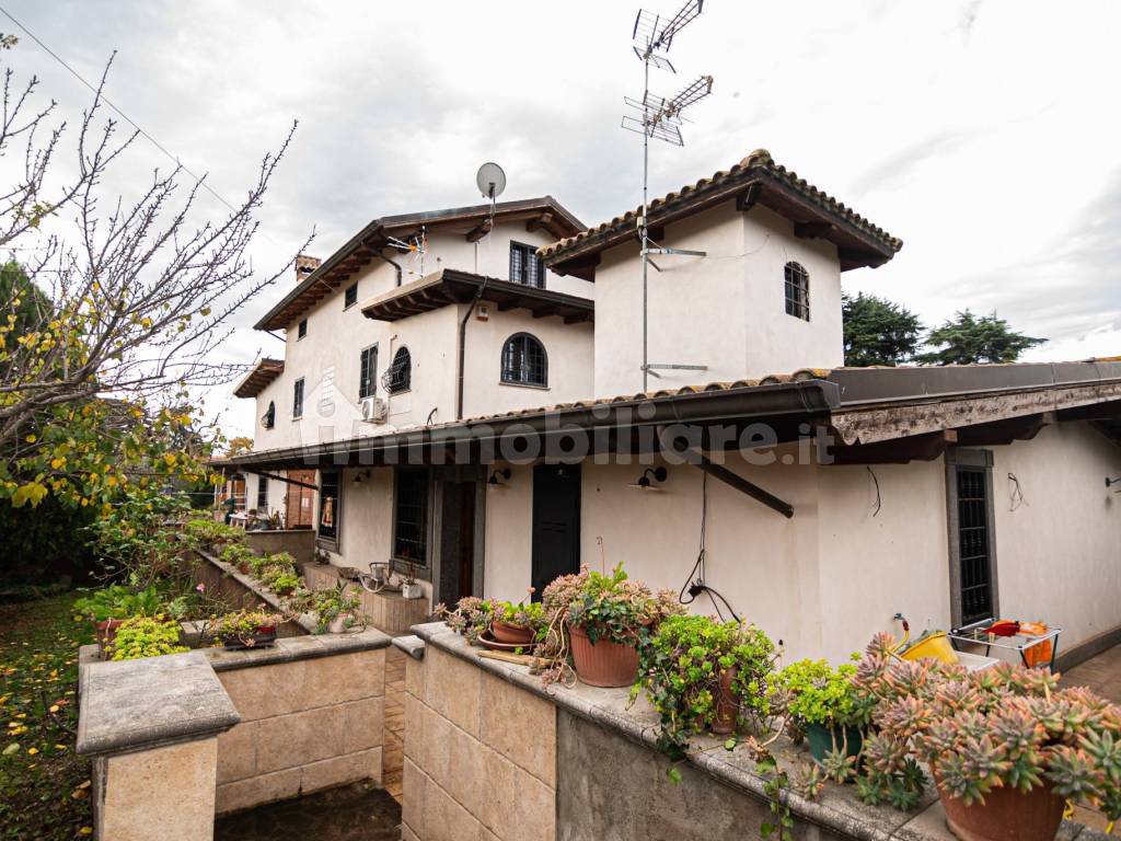 Vendita Villa bifamiliare in via Roma 30B Albano Laziale. Ottimo stato ...