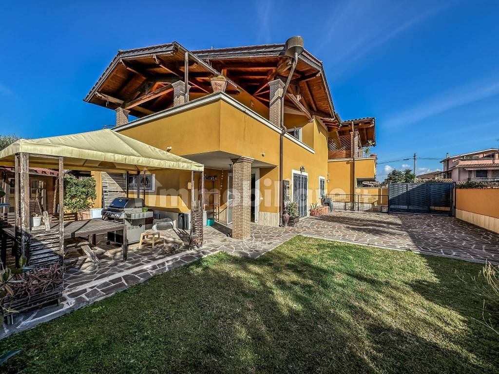 Vendita Villa plurifamiliare in via Giulio Cesare Teloni Roma. Ottimo ...