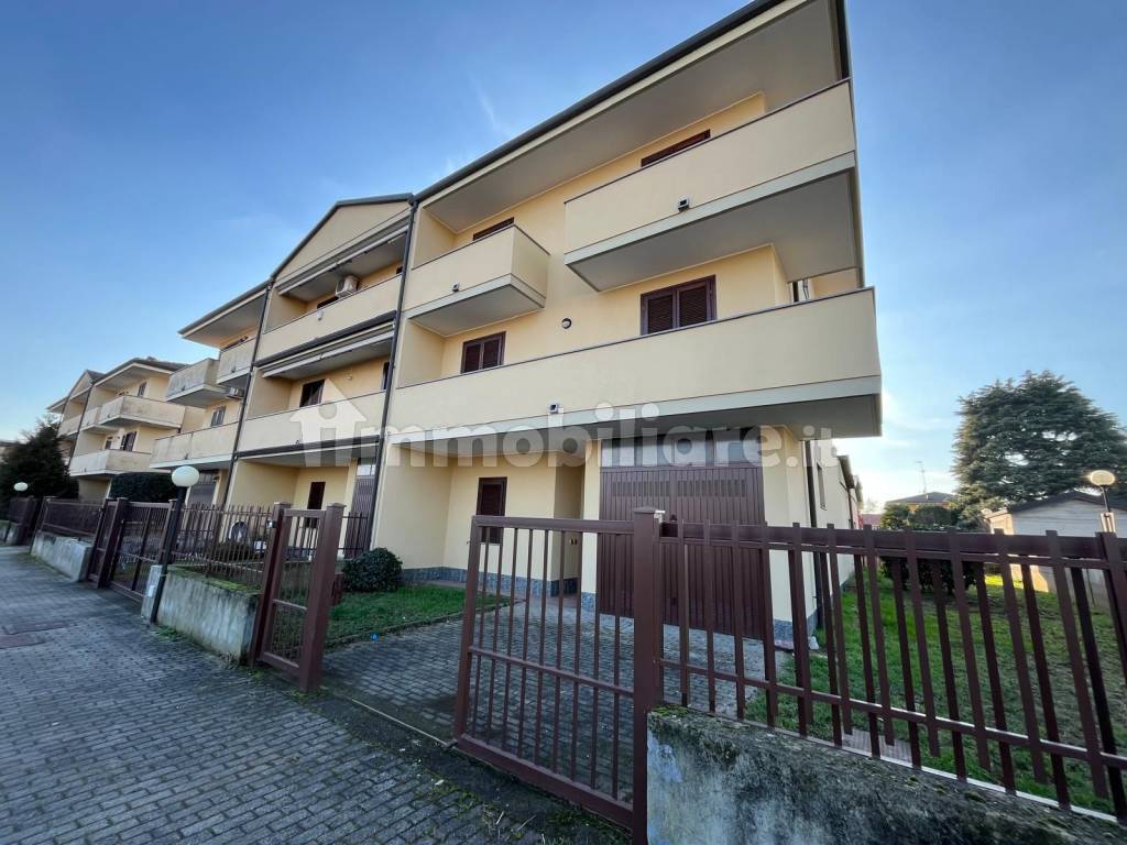 Vendita Villa a schiera Galliate. Posto auto, con balcone ...