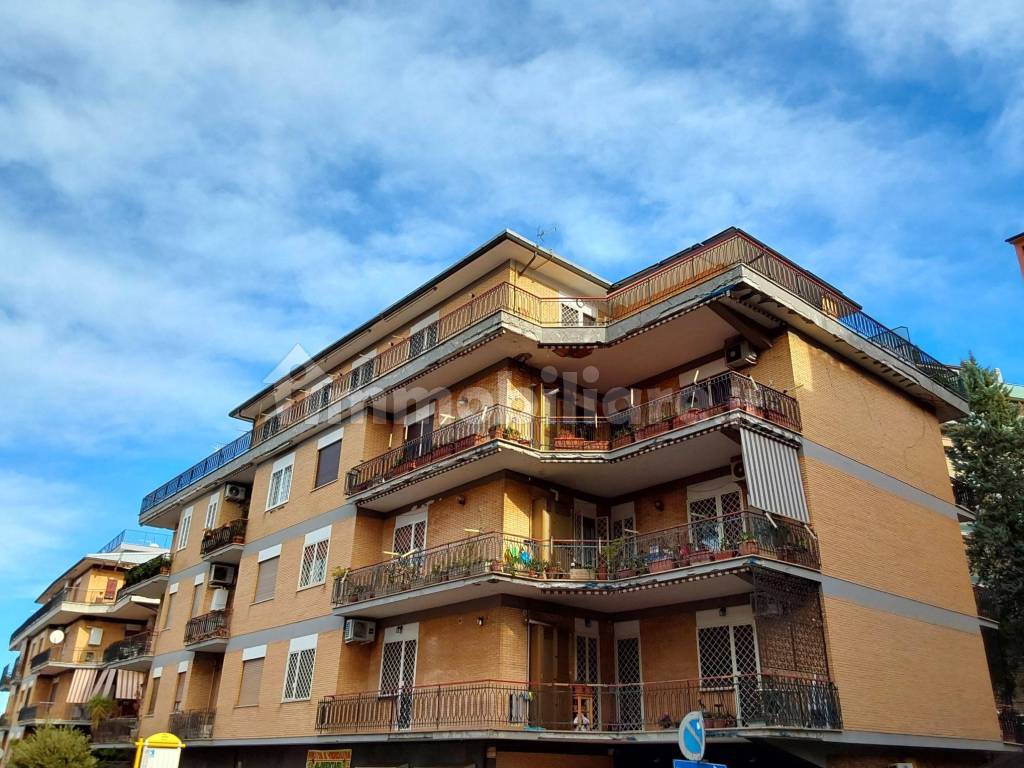 Vendita Appartamento Roma. Quadrilocale in via Giulio Curioni. Buono ...