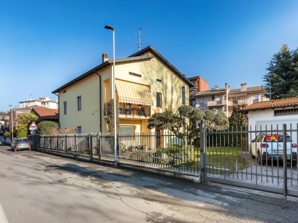 Vendita Appartamento in villa in via Lunga Bergamo. Ottimo stato, posto ...