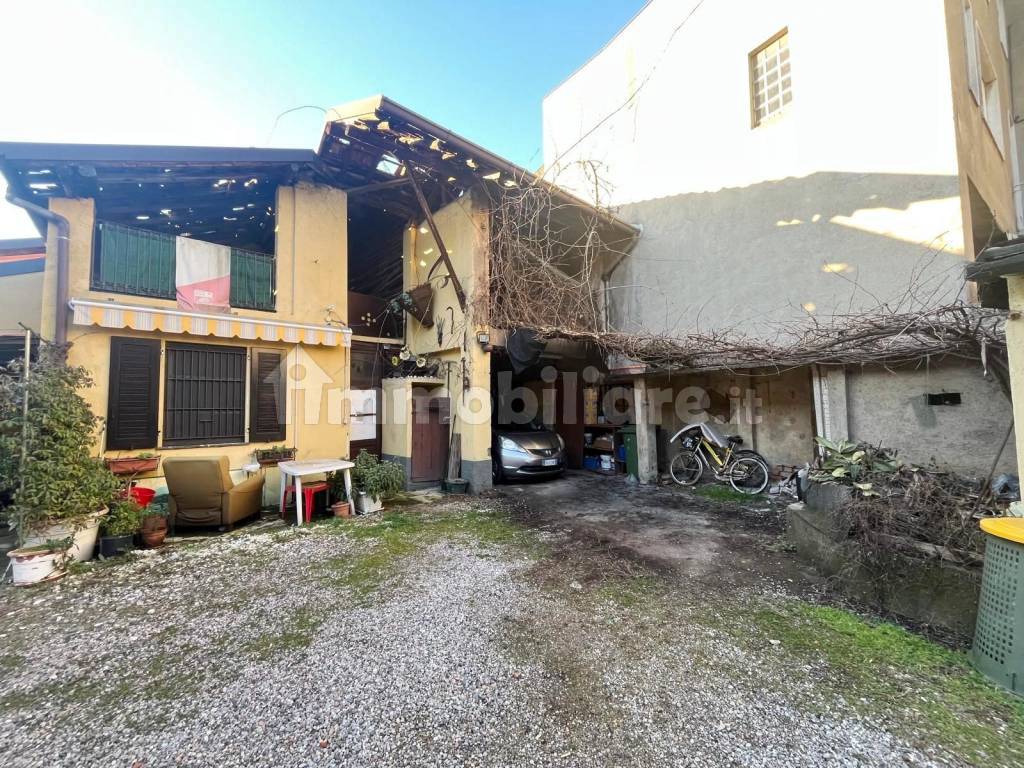 Vendita Rustico in viale Roma Turate. 90 m², rif. 118132585