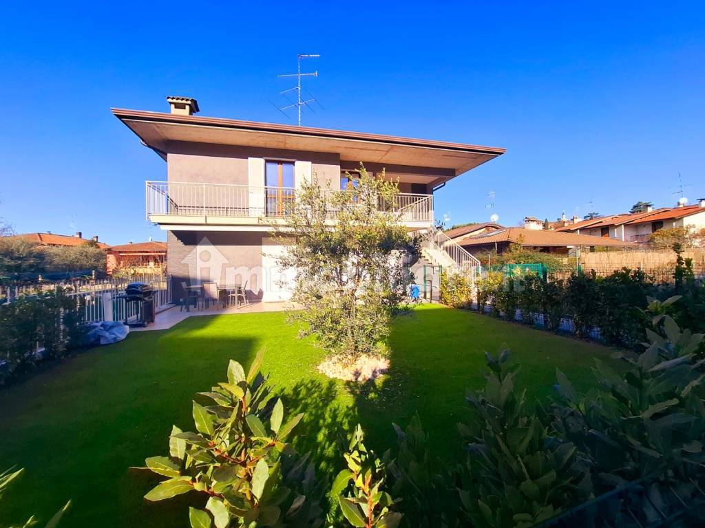Vendita Appartamento Lonato del Garda. Quadrilocale in via Bersaglio. Nuovo, primo piano, posto ...