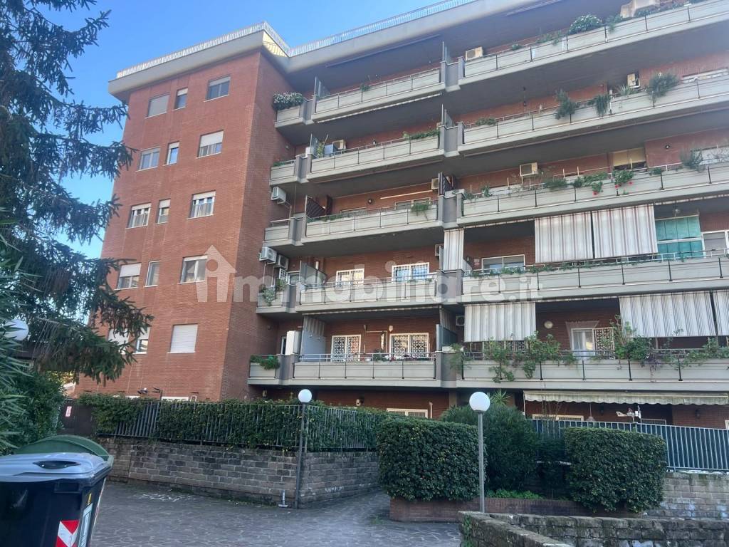 Vendita Appartamento in via Fiume delle Perle. Roma. Buono stato ...