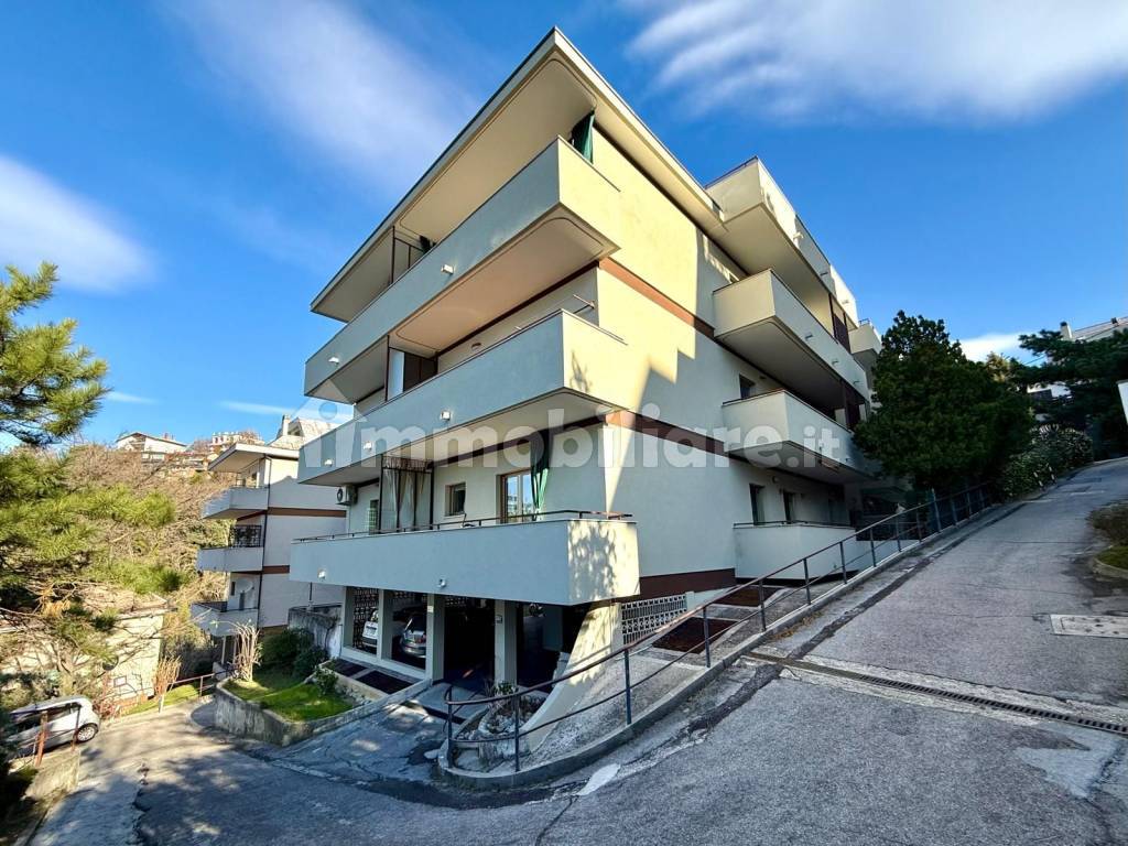 Vendita Appartamento Trieste. Trilocale in via Commerciale 148/4. Buono ...