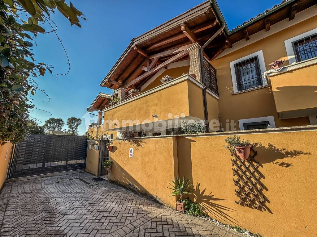 Vendita Villa a schiera in via Giulio Cesare Teloni Roma. Ottimo stato ...