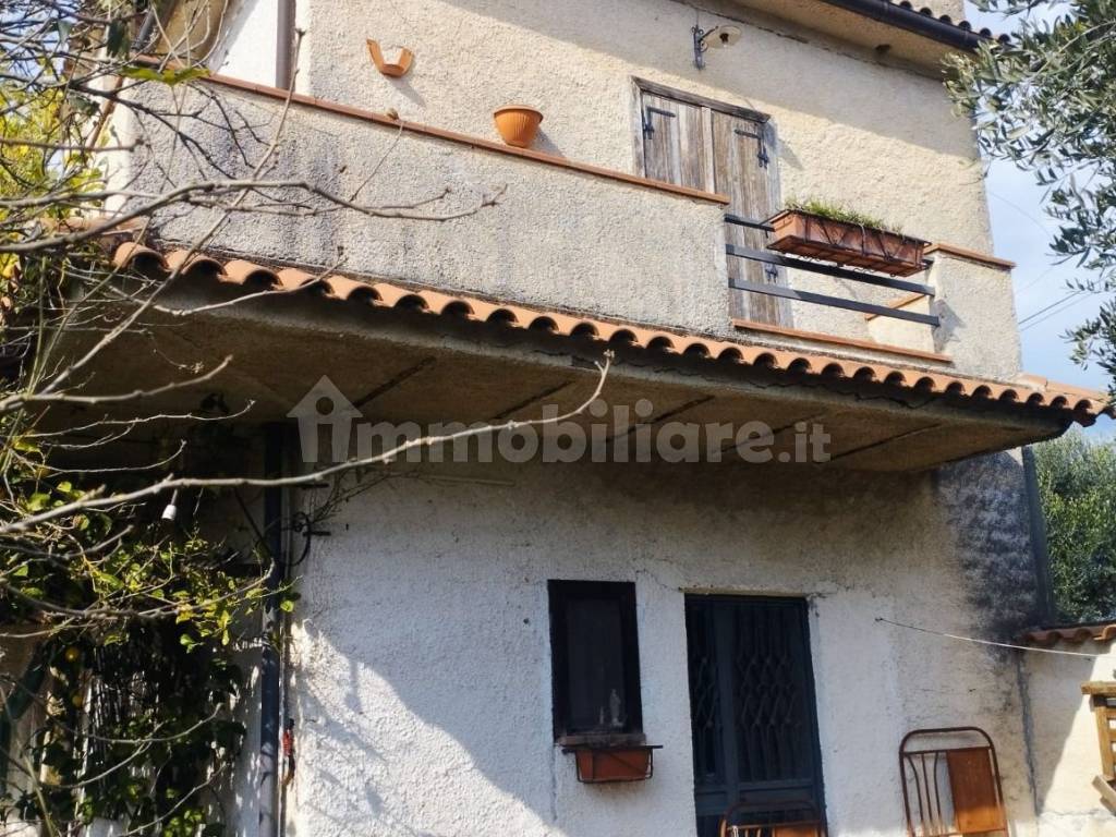 Vendita Villa a schiera in via Capoferro 8 Cervaro. Da ristrutturare ...