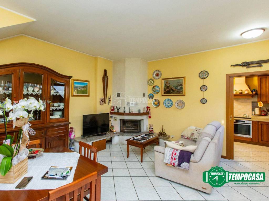 Sale Apartment Magnago. 3-room flat in via Cristoforo Colombo 55. Good ...