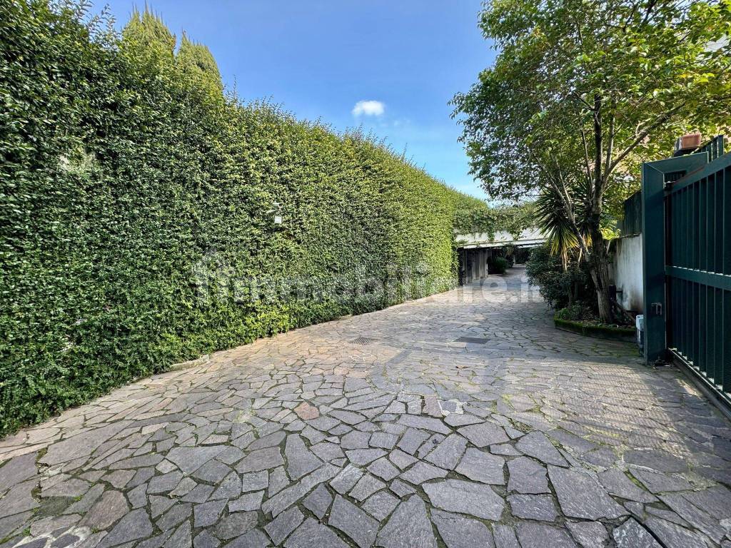 Vendita Appartamento in via Saint Vincent 35. Roma. Ottimo stato, su ...