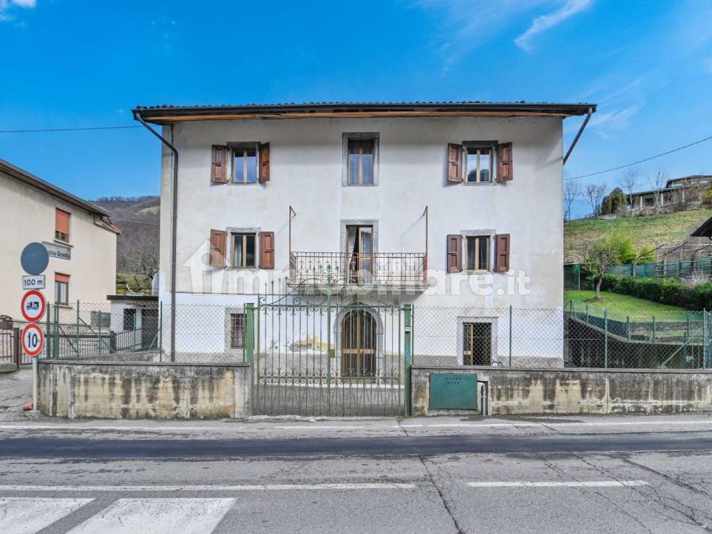 Vendita Villa unifamiliare in via Lunga Albino. Da ristrutturare, posto ...