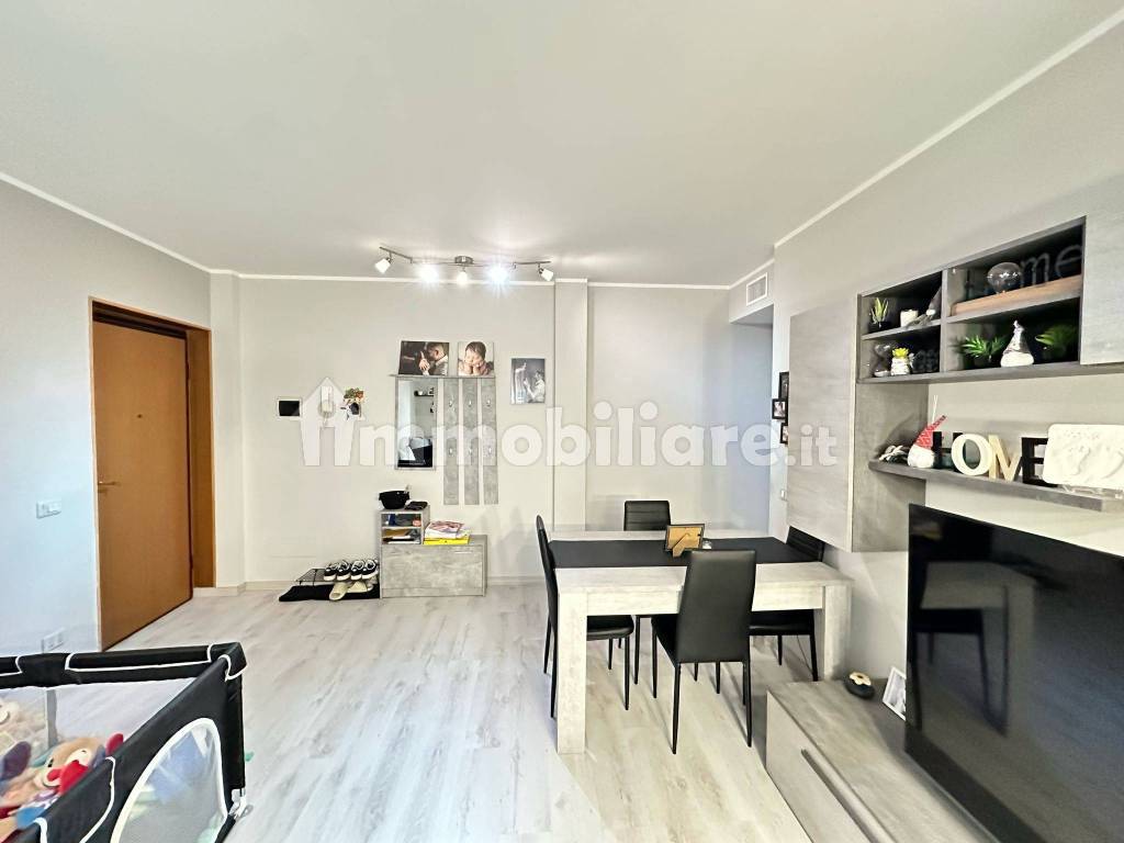 Vendita Appartamento Cameri. Trilocale, Posto auto, con balcone ...