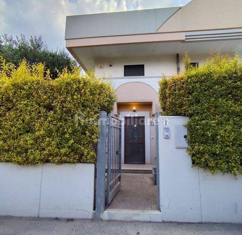 Affitto Terratetto unifamiliare in Circonvallazione Dei Fiori Taranto. Buono stato, posto auto ...